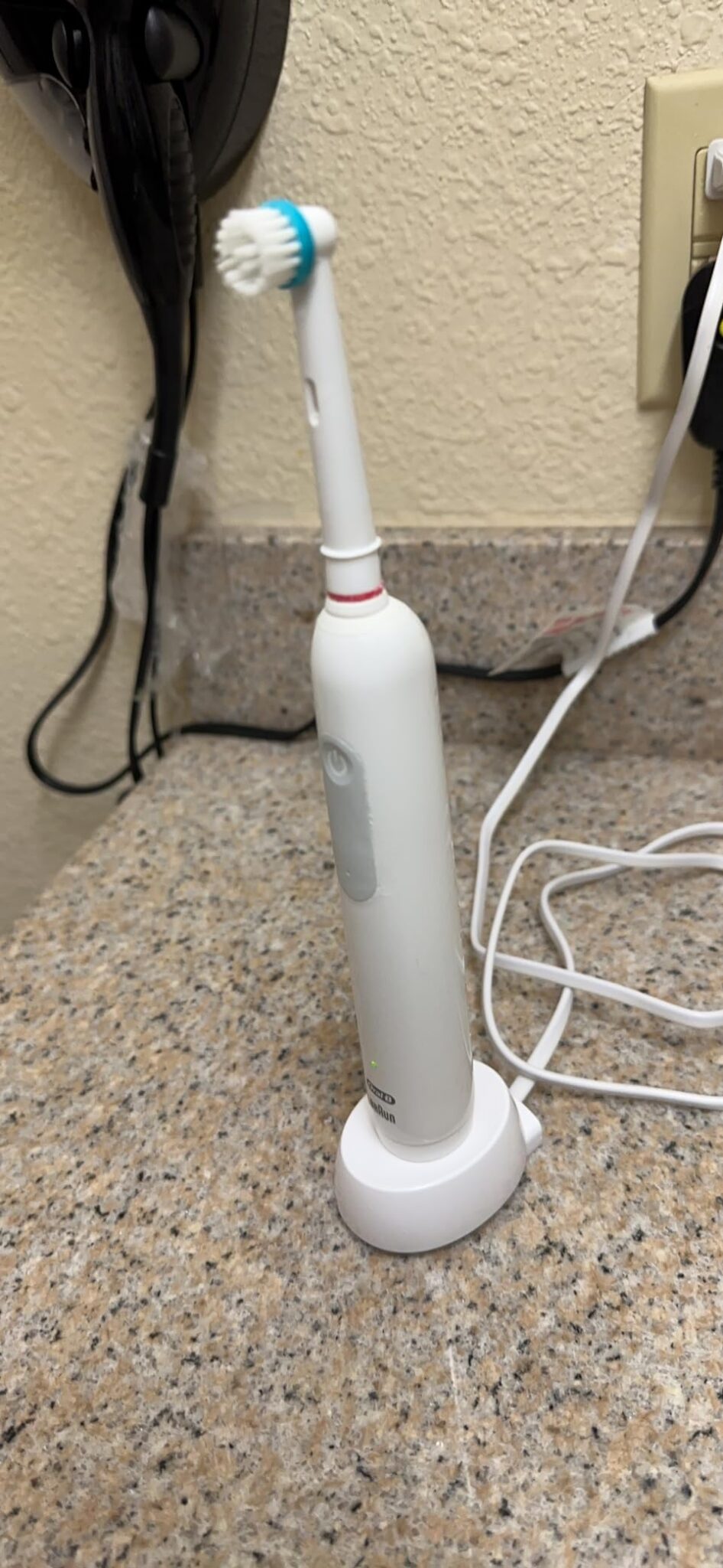 Oral-B Pro 1000 Rechargeable Electric Toothbrush, White Rechargeable ...